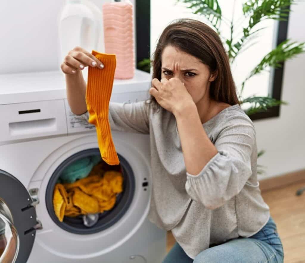 HOW TO GET THE MUSTY SMELL OUT OF GYM CLOTHES